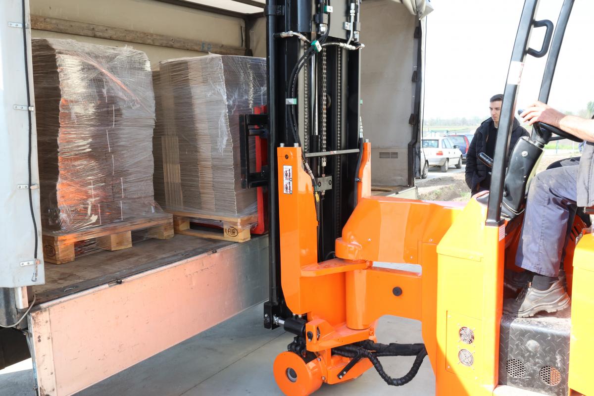 Bendi törzscsuklós targonca kistehergépkocsiról rakodik